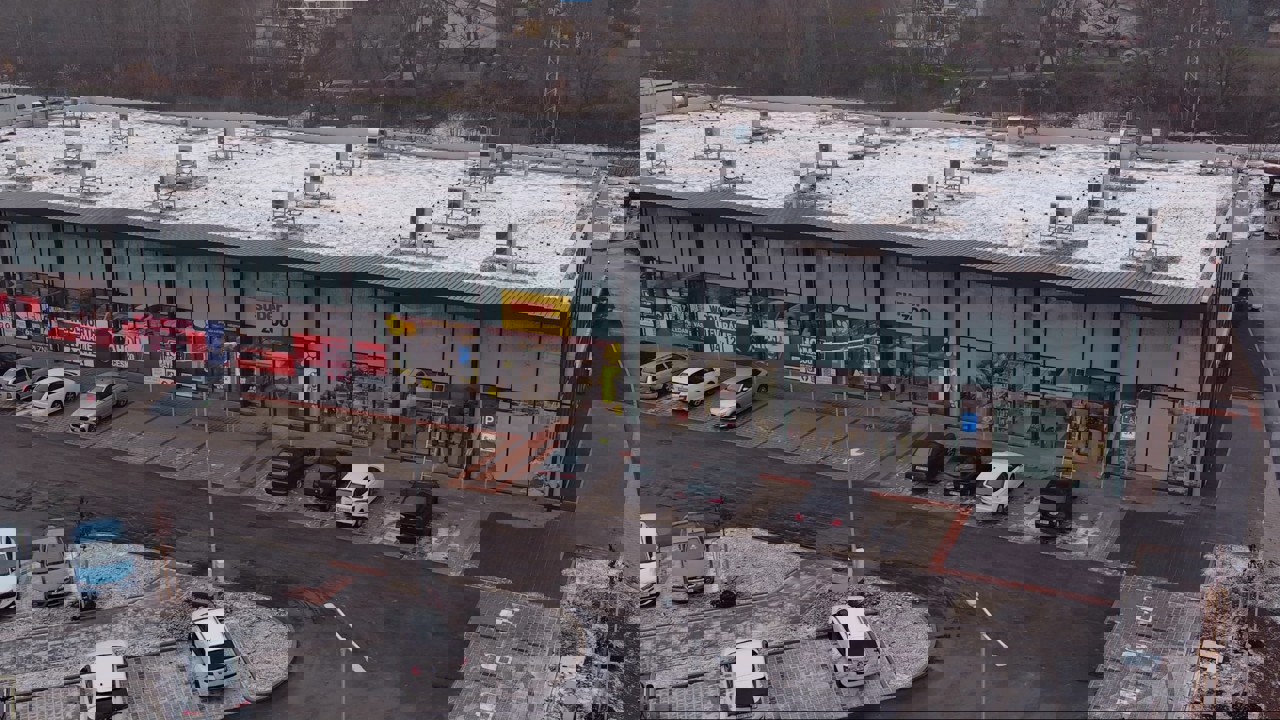 Po letech chátrání se Skleněné peklo mění v moderní obchodní centrum ...