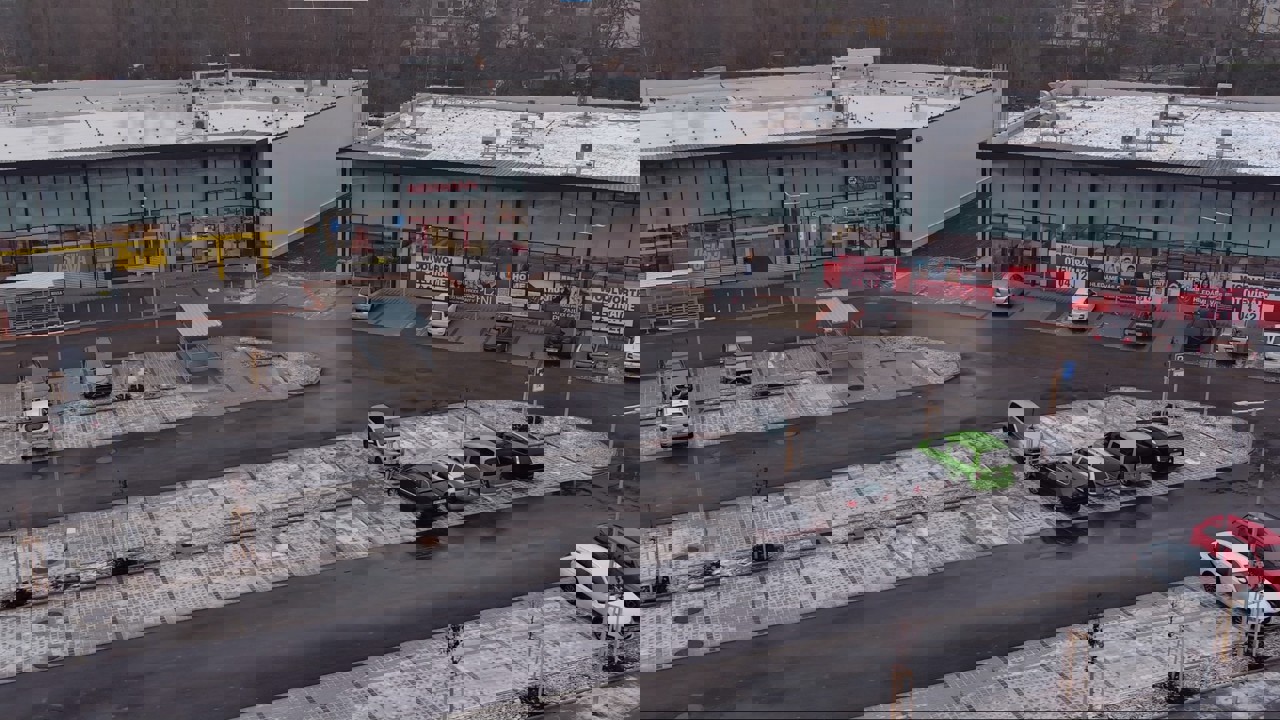 Po letech chátrání se Skleněné peklo mění v moderní obchodní centrum ...